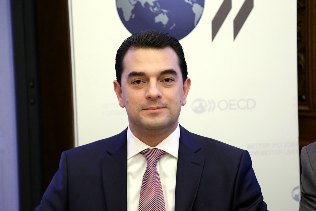 Σκρέκας: Οι έλεγχοι ρίχνουν τις τιμές στα ράφια- Οι εκπτώσεις να είναι ...