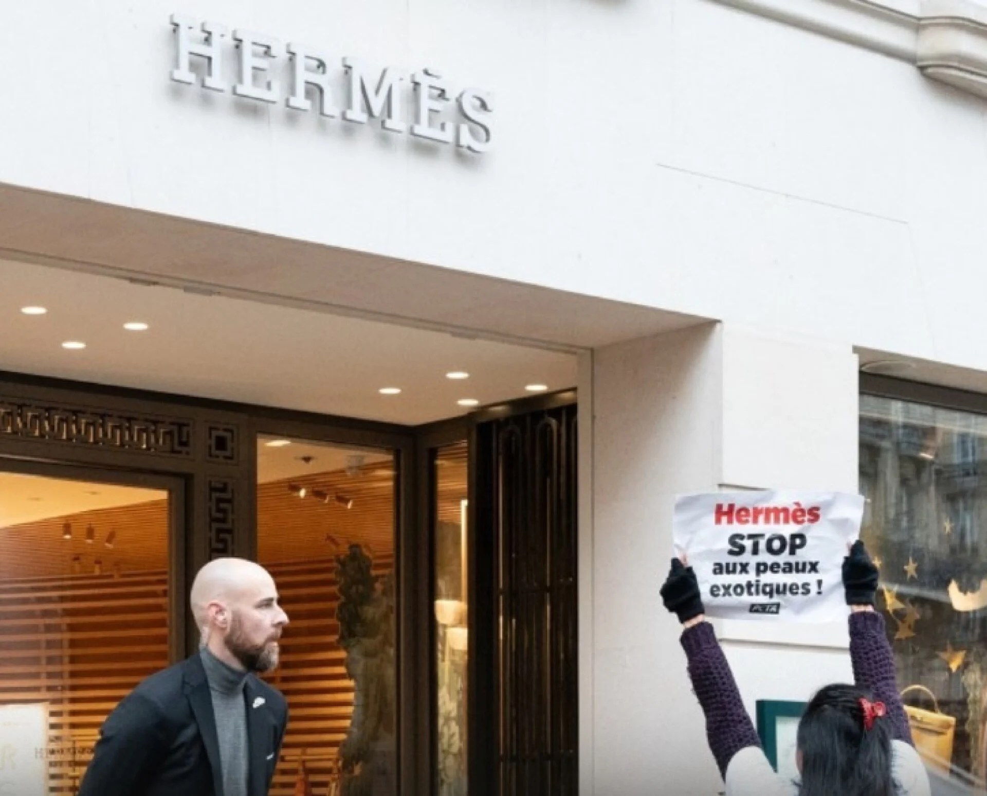 Ακτιβιστής της PETA έριξε αμπούλα βρώμας μέσα στην μπουτίκ του οίκου ...